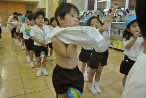 今日も元気に乾布摩擦！！（年少） | 三ヶ島幼稚園